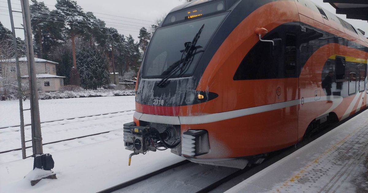 ПАССАЖИРЫ ОКАЗАЛИСЬ В ЛОВУШКЕ Поезд Elron почти час простоял между ...