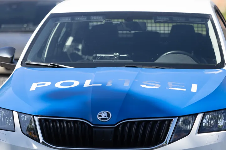 Kambja vallas sõitis auto rongile ette, autojuht vajas päästjate abi