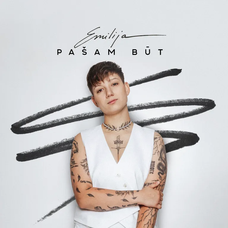 EMILIJA iepriecina fanus, izdodot dziesmu "Pašam būt"