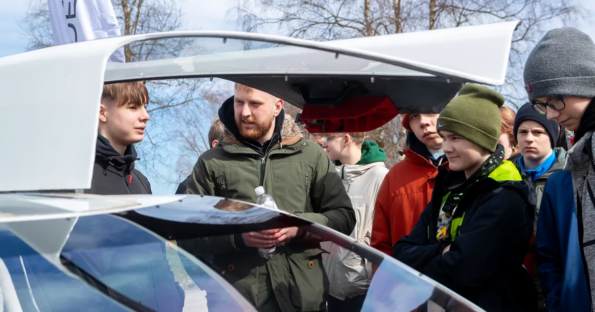GALERII Kuressaares näidati päikeseautot Solaride