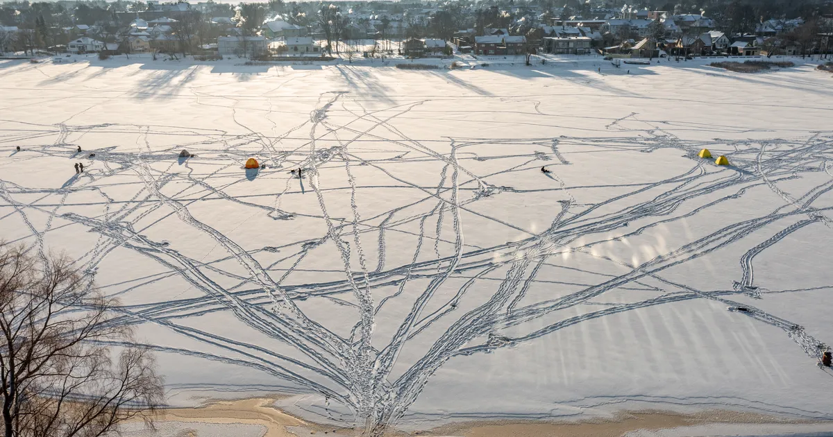 ГАЛЕРЕЯ Рыбаки устремились на лед, но клев оставил желать лучшего