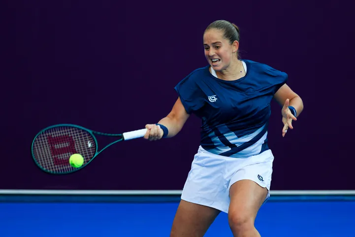 Ostapenko pārliecinoši iekļūst Dohas turnīra astotdaļfinālā
