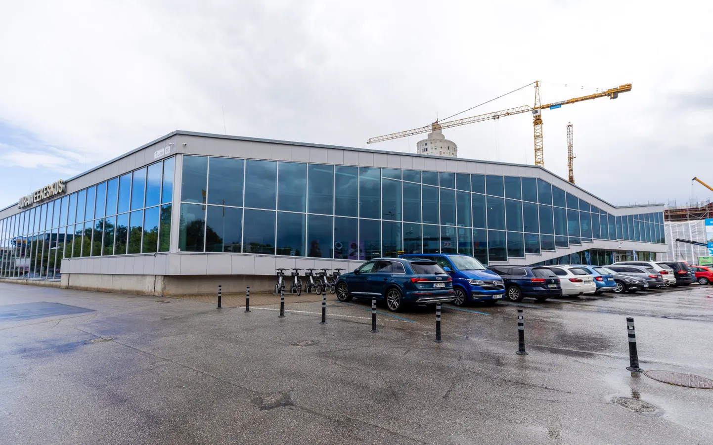 FOTO Veekeskuse juures parkida soovinud meest pahandas parkimiskoha ...