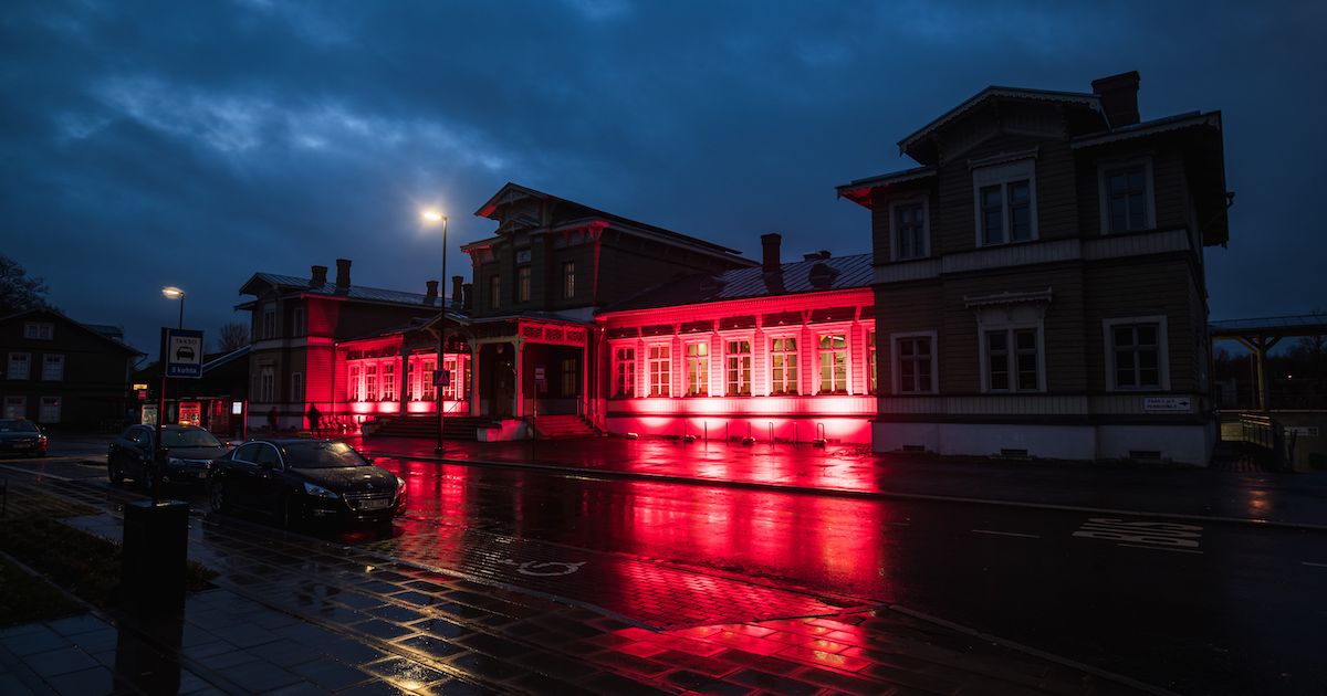 Tartu raudteejaam värvus Eesti raudtee 150. sünnipäeva puhul punaseks
