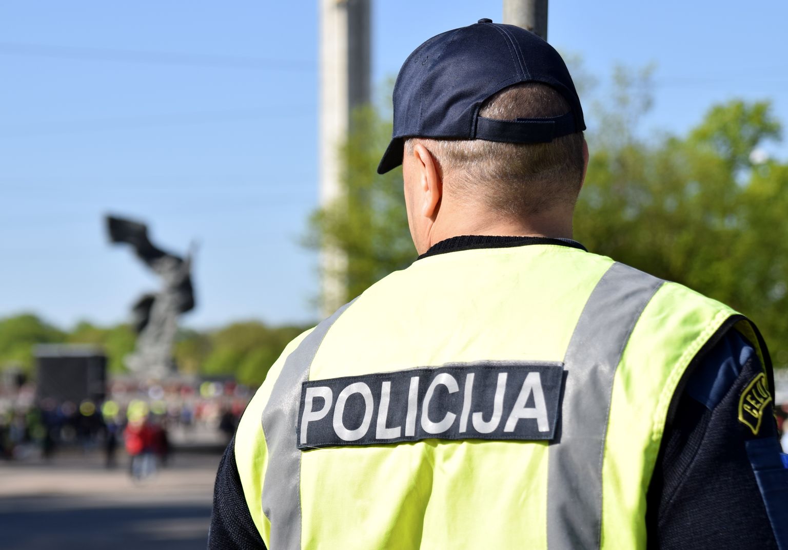 Apsūdz trīs Valsts policijas darbiniekus par viltotu apsardzes ...