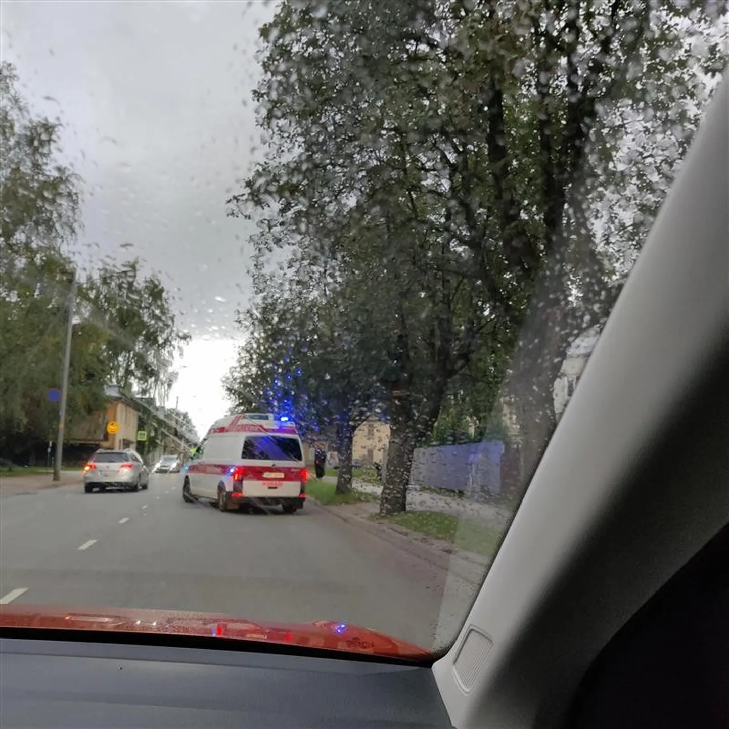 Teismeline mopeedijuht sõitis Tartus autole tagant sisse ja viidi haiglasse