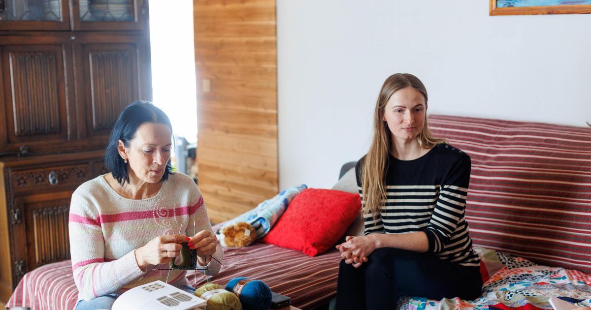 Valgamaal elavad ema ja tütar koovad meie rahvusmustrid kinnastesse