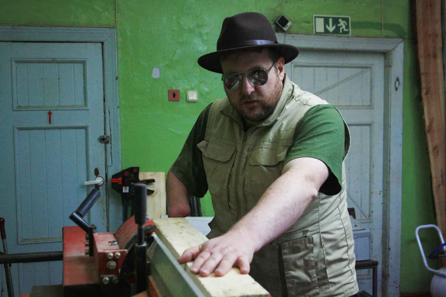 Pime tisler valmistab Sillamäel nii lõikelaudu kui mööblit