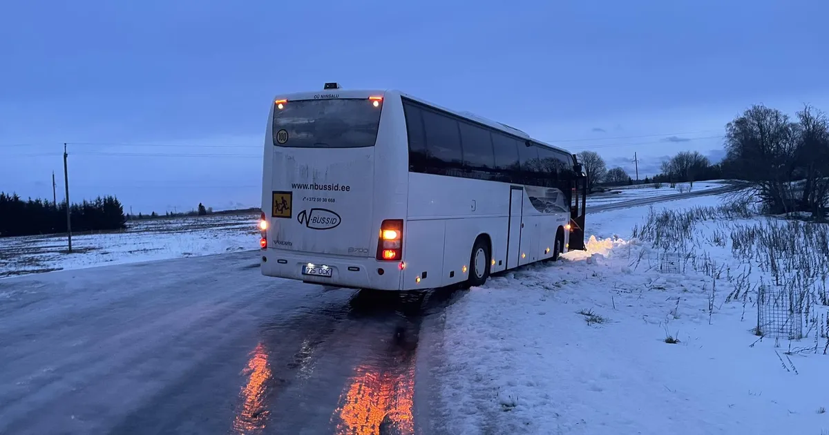 Koolibuss lõpetas sõidu klaaslibeda tee tõttu kraavis