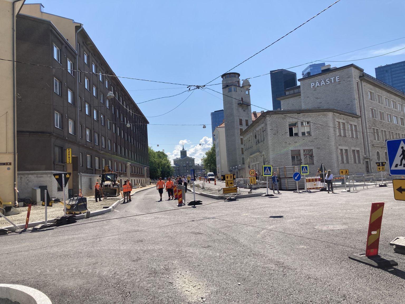 Tallinnas avati liiklusele kaks Pronksi tänava ristmikku