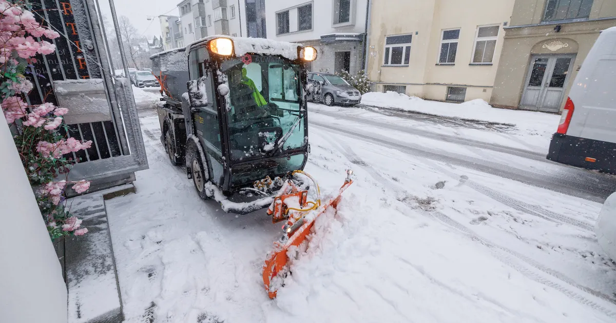 HOIATUS Eestisse jõuab lumesadu, mis muudab teed libedaks