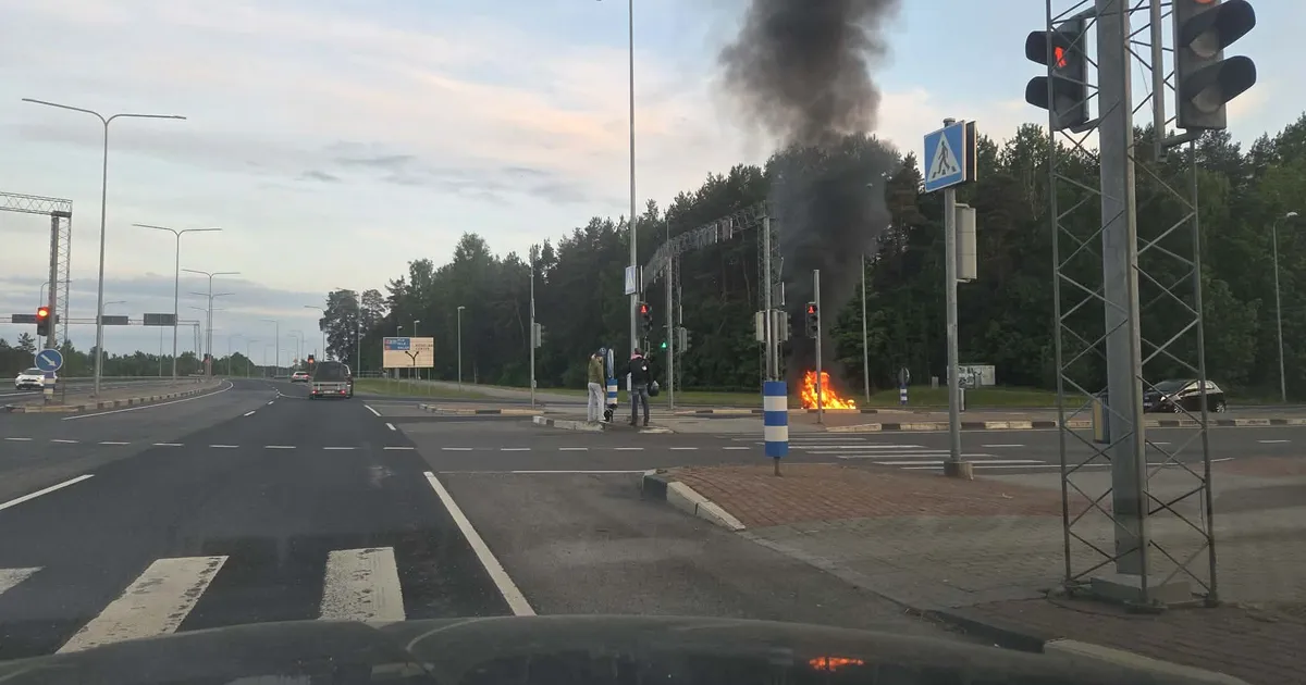 PILDID Papiniidu silla lähistel põles mootorratas