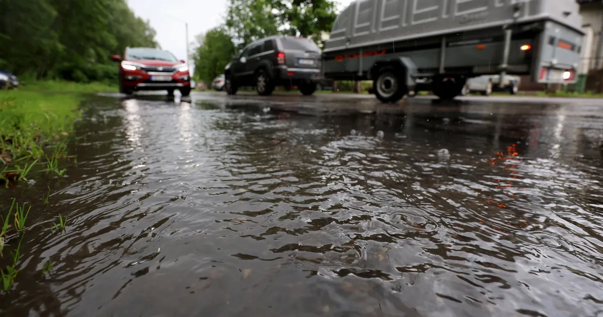 Meeletu vihmasadu Tartus ajas kanalisatsiooni üle. Linn: kui vesi tänavalt majadesse ei tungi ...