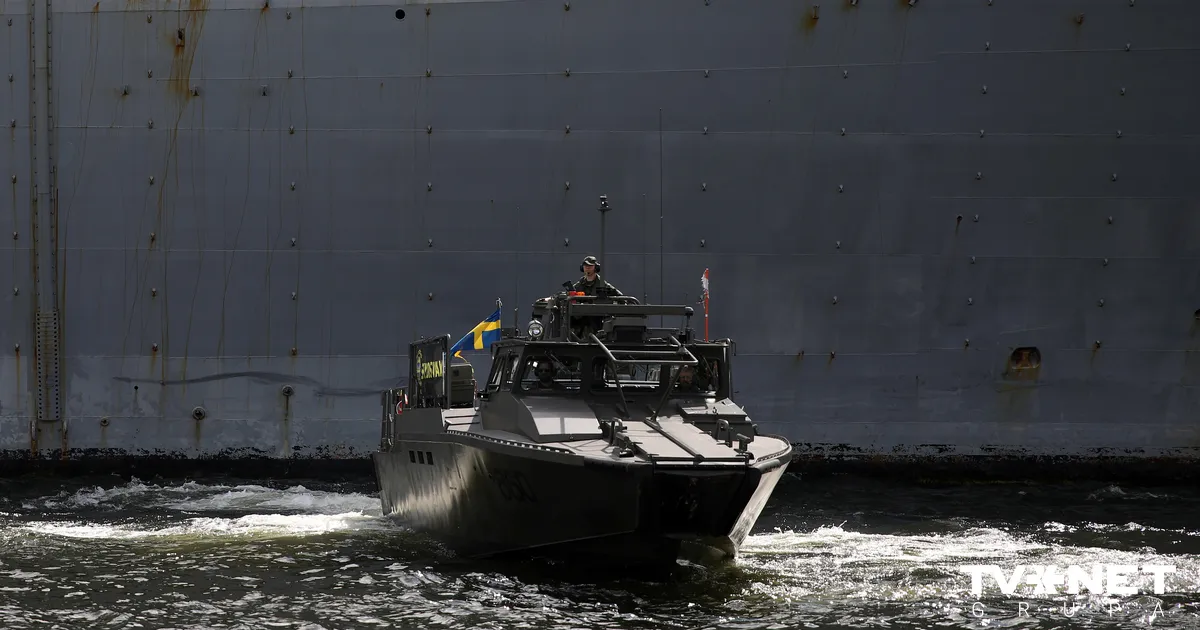 FOTO UN VIDEO Zviedrija arestējusi kuģi aizdomās par LVRTC kabeļa sabotāžu