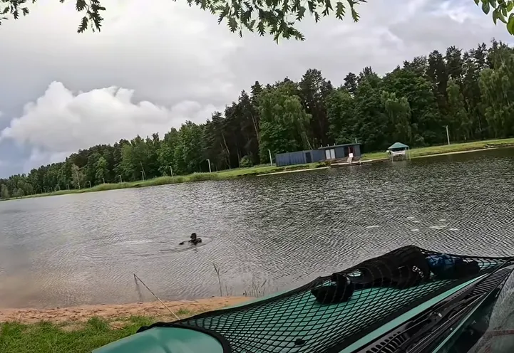 VIDEO Piņķos no peldvietas izceļ bīstamu priekšmetu