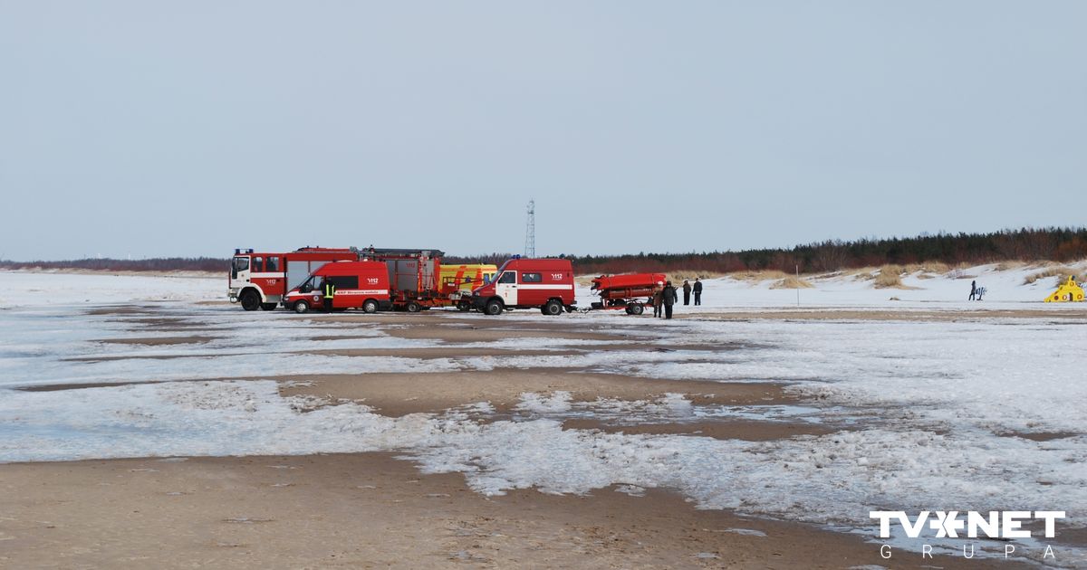 Jūrā ieskaloti ledus gabali, uz kuriem atrodas aptuveni 500 cilvēki