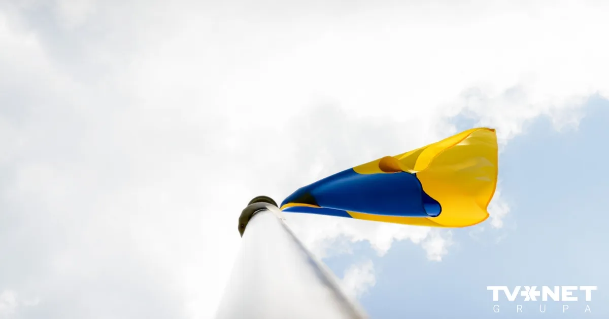 Rīgā par Ukrainas karoga noraušanu aiztur divus cilvēkus. Pie viņiem ...