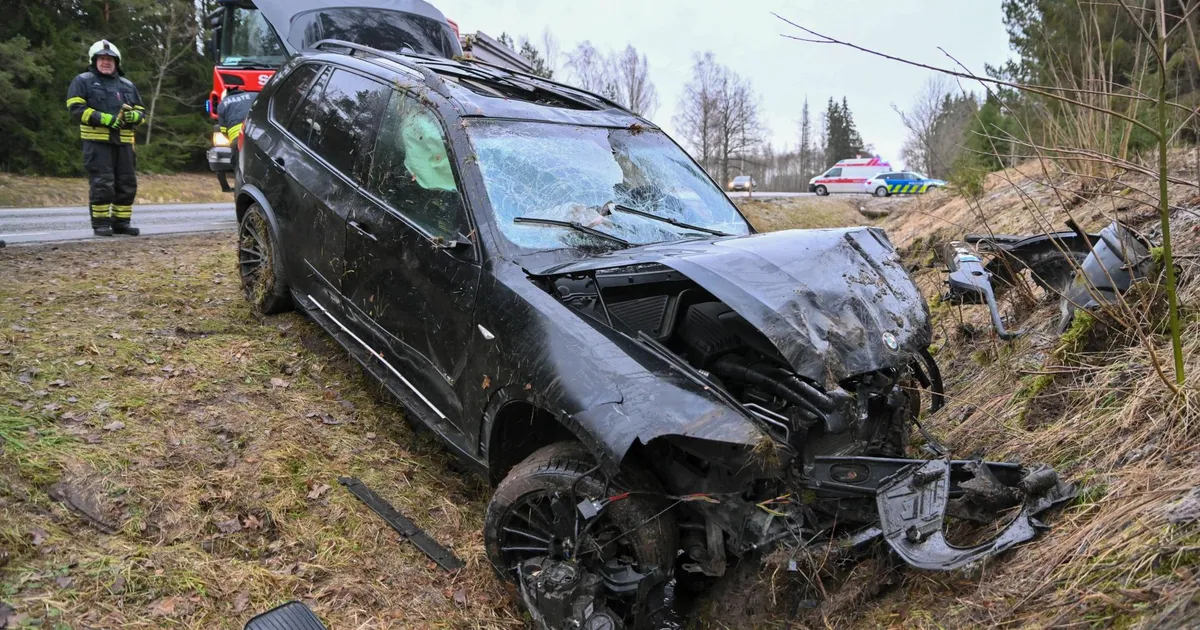FOTOD Sõiduauto paiskus Viljandimaal kraavi