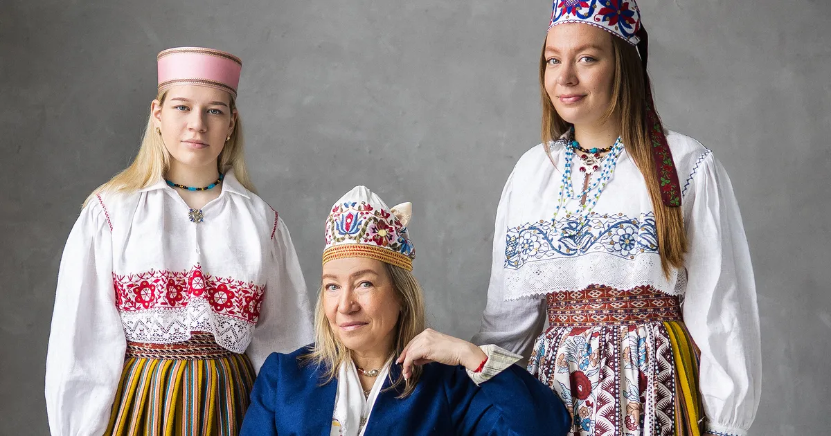 Anneli Põldma tegi endale rahvariided ja ühe soojaga tütardele ka