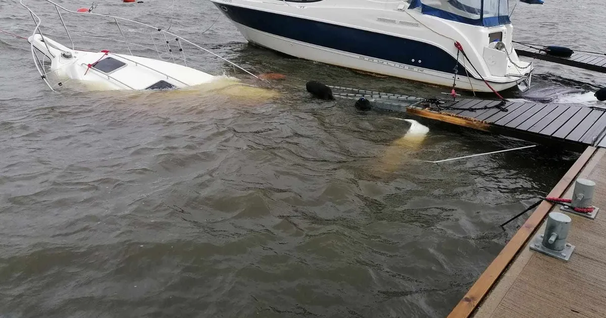 PILDIGALERII Narva-Jõesuu sadamas uppus tormis kaater