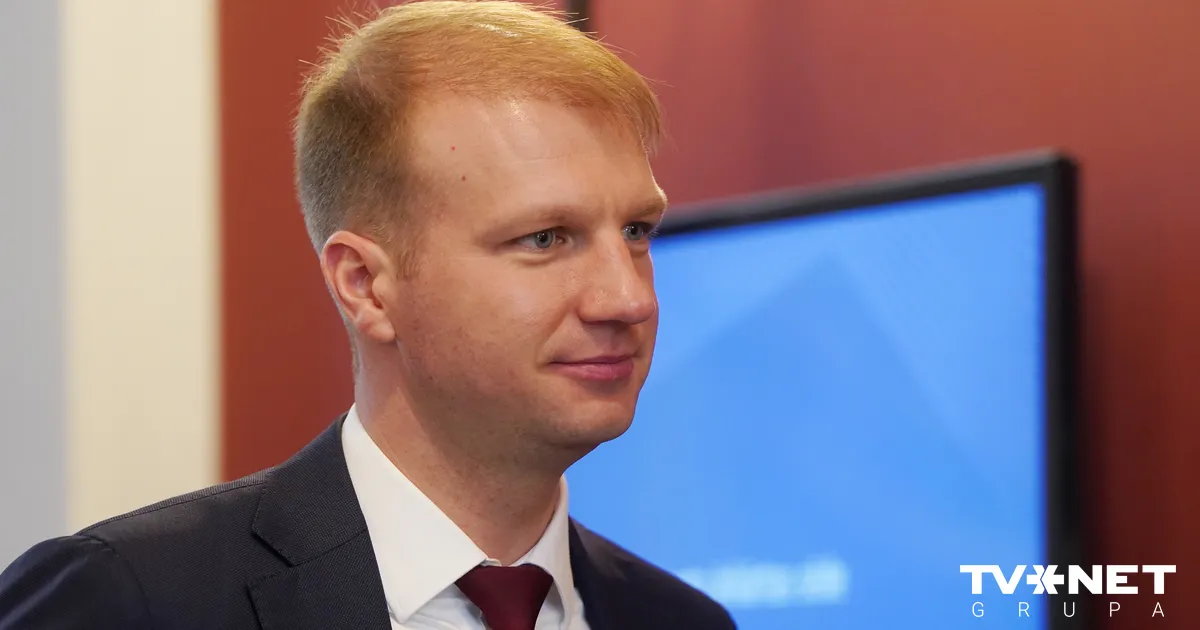 Melnis noliedz informāciju par degvielas cenu pieaugumu saistībā ar ...