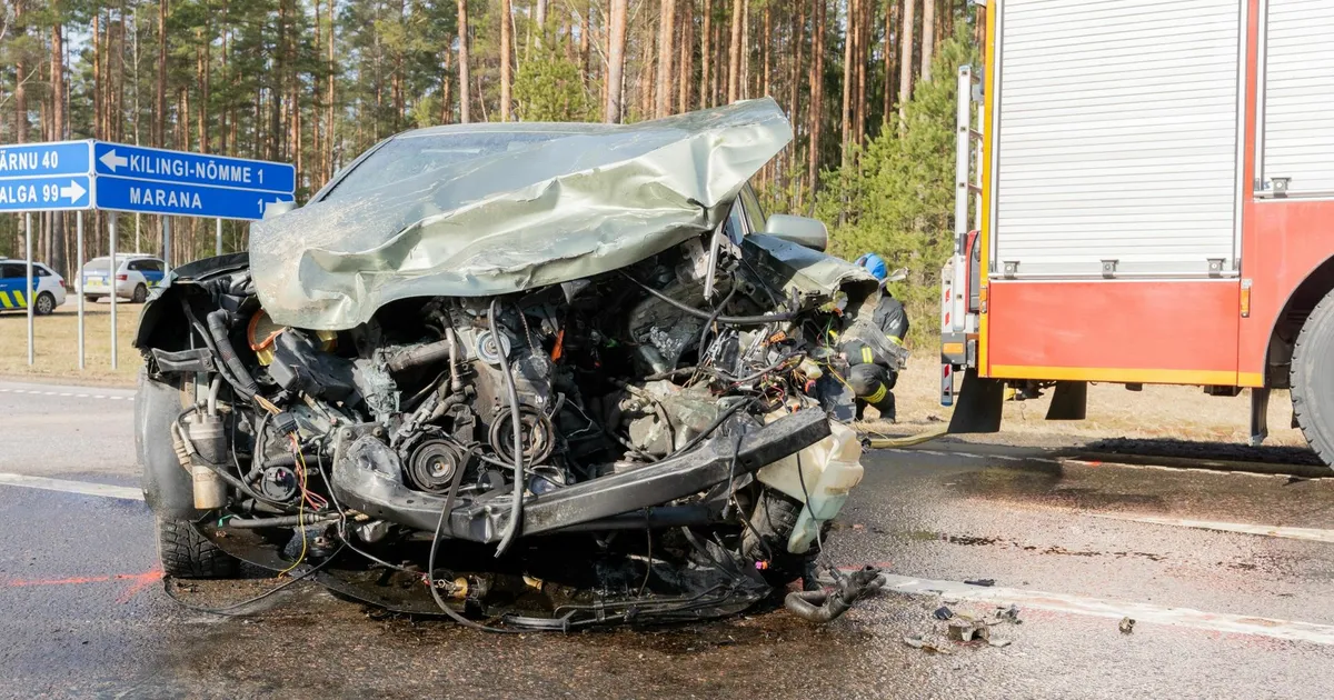 PILDID Kilingi-Nõmme sissesõidul juhtunud kolmikavarii järel süttis üks ...