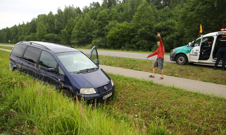 FOTO Lietuvā dzērājšoferis avarē un policijas acu priekšā pie stūres ...