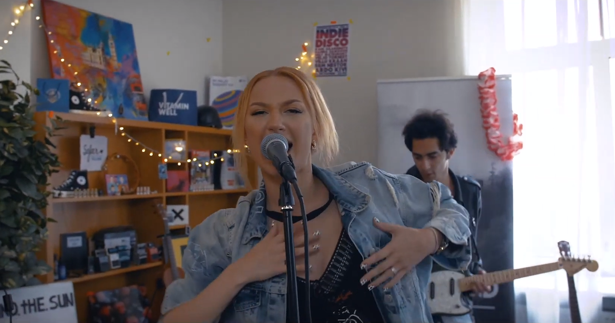 Lahe video: Inga pani kümme Eesti hitti ühte patta ja kuula, mis välja ...