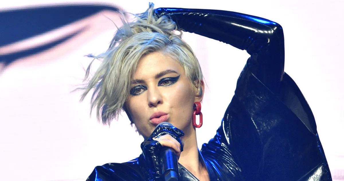 Певица MARUV показала откровенные фото с девушкой